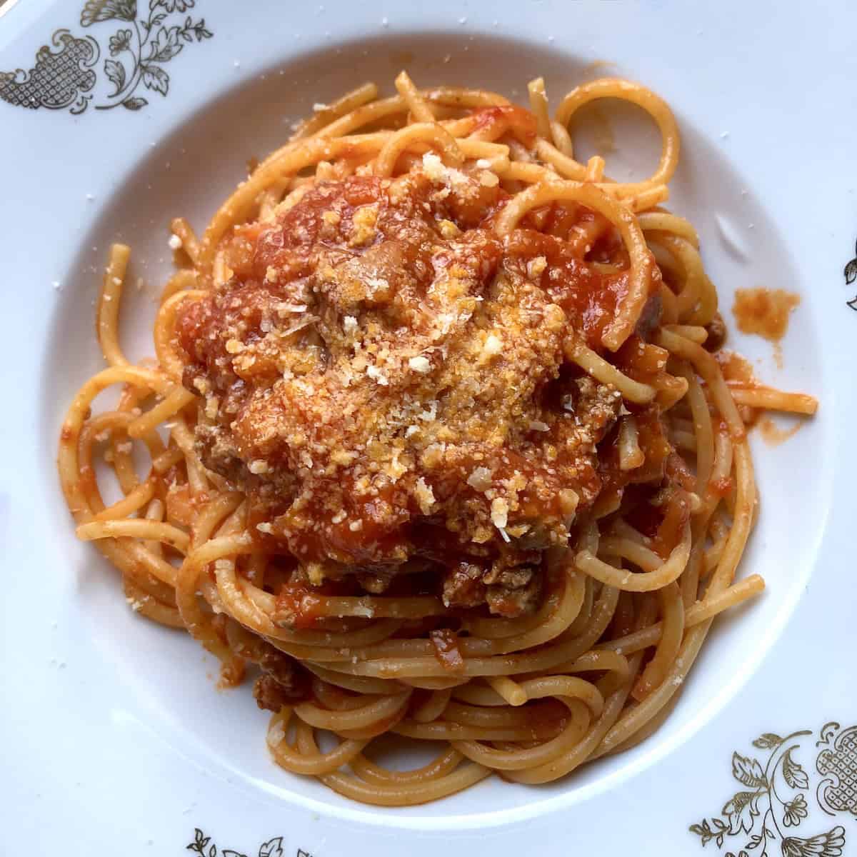 The Best Spaghetti Sauce with Beef (Spaghetti con Ragù) - Biting at the ...