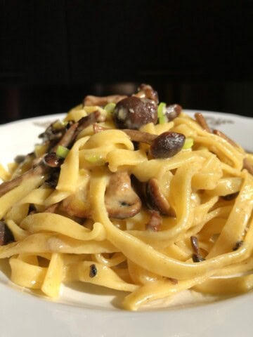 Easy Creamy Pioppini Mushroom Pasta (Pasta con Funghi e Panna) - Biting ...