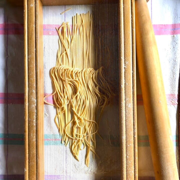 Spaghetti alla Chitarra (Guitar Pasta From Abruzzo, Italy) - Biting at ...